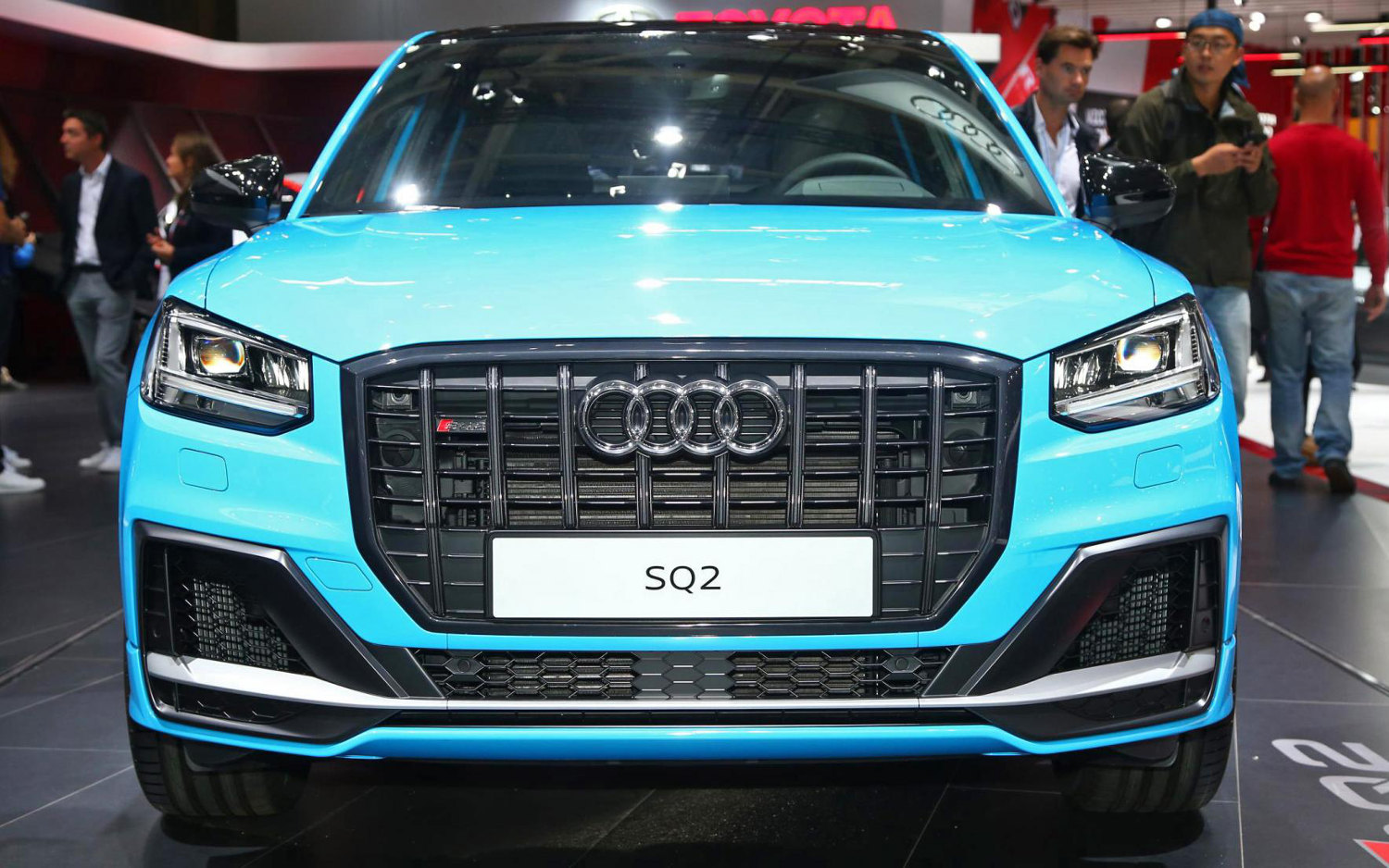 Comparison - Audi SQ2 quattro 2019 - vs - Audi Q2 S line 2018 | SUV Drive